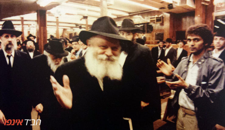 Special Moment: The Rebbe Smiles at Photographer - Chabadinfo.com