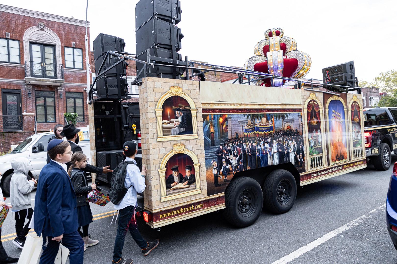Blachman Family Welcomes New Sefer Torah - Chabadinfo.com